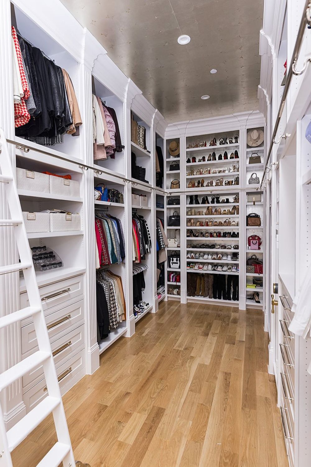 26 Small Walk In Closet Organization Ideas for 2026 – Fizzy Flare